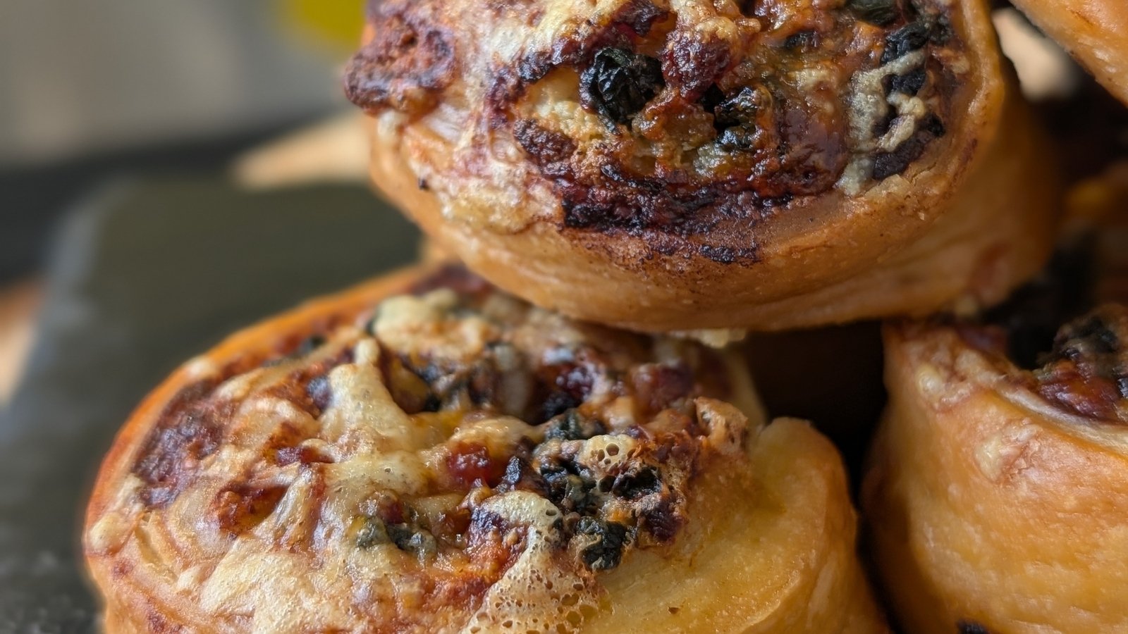 Alex Petits Speck-, Cheddar- und Frischkäse-Puff-Räder mit gerösteter ...