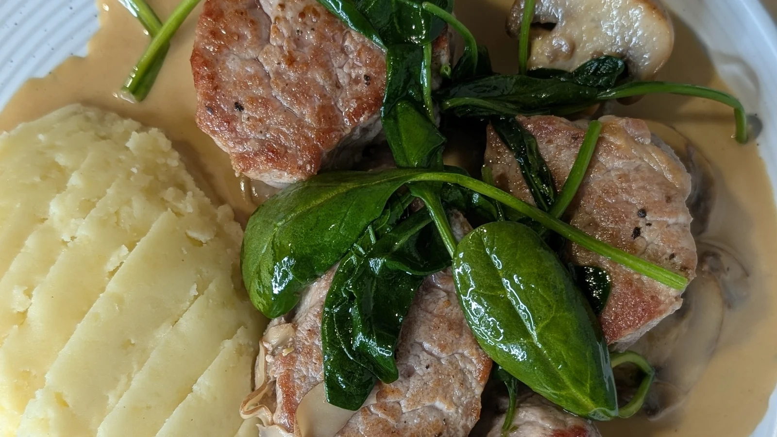 Schweinesteak von Derry Clarke in einer cremigen Pilz-Senf-Sauce mit ...