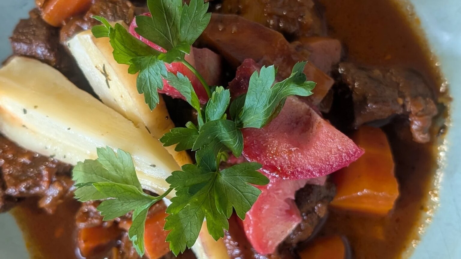 Alex Petits langsam gegarter Rindfleischeintopf mit in Rotwein ...